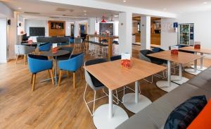 Holiday Inn Express Cardiff Bay, an IHG Hotel, Cardiff – Updated 2023 ...