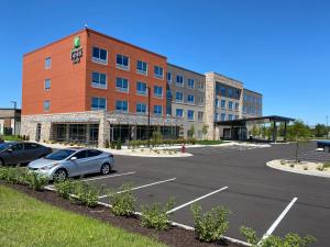 Holiday Inn Express & Suites - Madison West - Middleton, an IHG Hotel ...