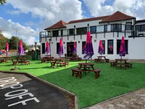 Crowwood Hotel and Alba Restaurant, Chryston