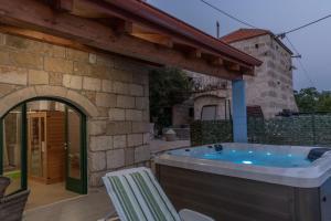 Stone house Dario with Finnish sauna and an outdoor hot tub, Lokva Rogoznica (updated prices 2024)
