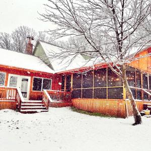 Blufftop Cabin Retreat Hot Tub and Fall Views!, Canadian (updated ...