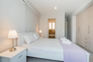 Sunny penthouse w/ Acropolis view next to metro, Athens (updated prices 2025)