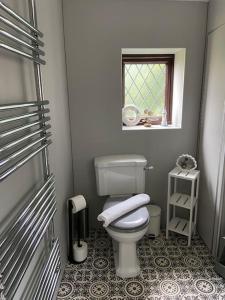 Award winning pet friendly paddock cottage, Whitby (updated prices 2025)