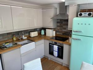 Award winning pet friendly paddock cottage, Whitby (updated prices 2025)