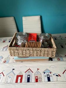 Award winning pet friendly paddock cottage, Whitby (updated prices 2025)