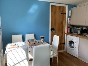 Award winning pet friendly paddock cottage, Whitby (updated prices 2025)