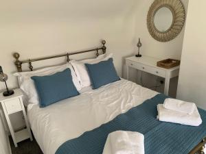 Award winning pet friendly paddock cottage, Whitby (updated prices 2025)