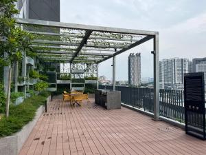 Millerz Square 3 bedroom near Old klang road Mid valley Beautiful night ...