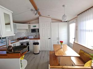 Lakes and woodlands Overstone Holiday Park, Northampton (updated prices ...