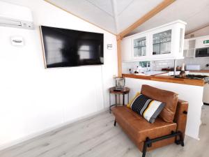 Lakes and woodlands Overstone Holiday Park, Northampton (updated prices ...