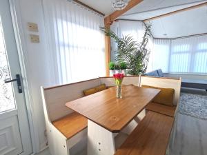 Lakes and woodlands Overstone Holiday Park, Northampton (updated prices ...