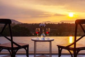 StayVista's Vine & Splash - Riverside villa with an infinity pool and ...