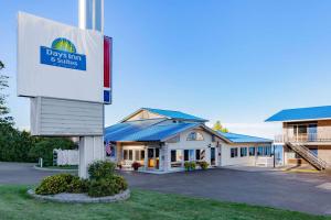 Days Inn & Suites by Wyndham St. Ignace Lakefront, Saint Ignace ...