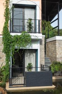 East India House, Gorai (updated prices 2025)