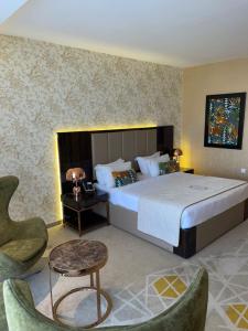 Ferdi Lilly, Ben ʼAknoûn (updated prices 2025)