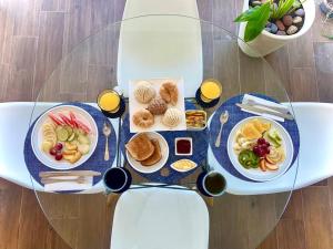 Beachfront & free daily breakfast & 600MB Wifi by Moikkarentals, Puerto ...