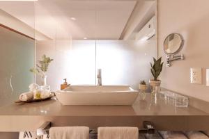 Harbor 7010 by Moikkarentals Beachfront 600MB Wifi, Puerto Vallarta ...