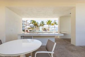 Beachfront & free daily breakfast & 600MB 7010 Wifi by Moikkarentals ...