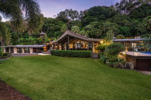 Trinity Beach Palace Luxury Estate by Belle Escapes, Trinity Beach ...