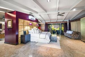 Trinity Beach Palace Luxury Estate by Belle Escapes, Trinity Beach ...