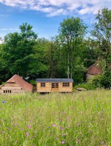 The Walnut Wagon in the heart of Mells., Frome (updated prices 2024)