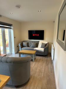 The grey retreat, Shepperton (updated prices 2025)