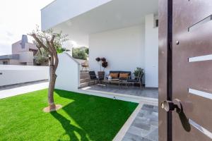 Colombo Palace - viale colombo 358, Quartu SantʼElena (updated prices 2024)