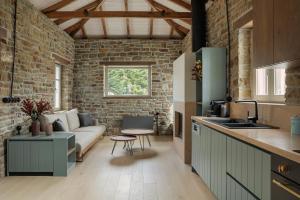 LozArt Traditional Stone House, Ellinikón (updated prices 2026)