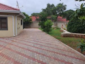 Posh 3 bedroomed guesthouse in Hillside with pool - 2039, Bulawayo ...
