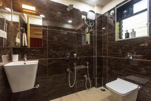 SaffronStays RiverFront Manor, 5-BDR pool villa by Pej River, Karjat ...