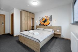 HOTEL DOUBLE RED CARS Museum, Brezno – Preços 2023 atualizados