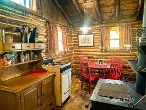 The John Wayne Cabin At Angel Valley Ranch, Duck Creek Village की (2026 ...