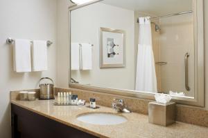 DoubleTree by Hilton Dearborn, Dearborn (updated prices 2025)