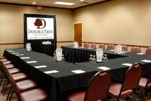 DoubleTree by Hilton Dearborn, Dearborn (updated prices 2025)