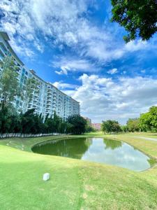 1BR Condo at Montecito Newport City Residential Resort across NAIA and ...