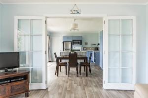 Calypso Cottage, Raglan (updated prices 2025)