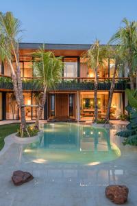 Villa Coco Bay - Iconic 8BR Tropical Villa Next to the Beach, Canggu ...
