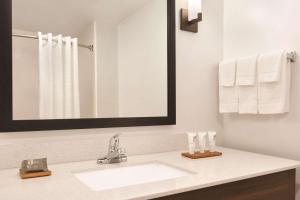 Country Inn & Suites by Radisson, Appleton North, WI, Little Chute ...