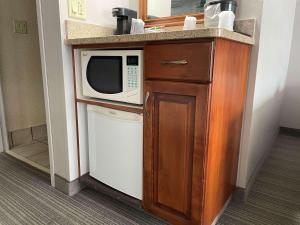 Country Inn & Suites by Radisson, Appleton North, WI, Little Chute ...