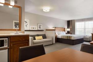 Country Inn & Suites by Radisson, Appleton North, WI, Little Chute ...