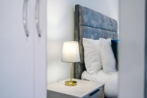 The Axium Suite- Near Station, City Center, Fast Wifi, up to 6 People ...