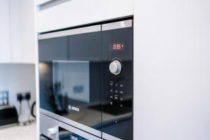 The Axium Suite- Near Station, City Center, Fast Wifi, up to 6 People ...