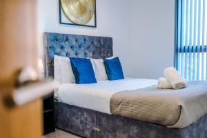 The Axium Suite- Near Station, City Center, Fast Wifi, up to 6 People ...