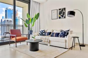 Luxurious Marina & Sea views 1BR near Blue Waters Dubai Marina By Maxx ...