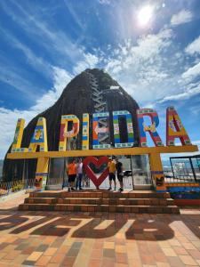 apartamento comodo, iluminado, cerca al estadio y la estacion del metro ...