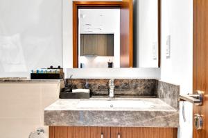 Luxurious Marina & Sea views 1BR near Blue Waters Dubai Marina By Maxx ...
