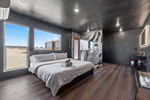 Joshua Tree Oasis / Design + Views + National Park, Sunfair Heights ...