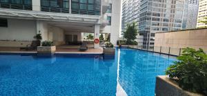 4 pax Cozy Modern Unit Across The Grand Hyatt BGC, Manila – Updated ...