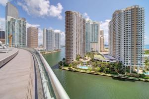 POOLSIDE CORNER 2 BEDROOMS ICON BRICKELL BAY & POOL VIEWS * 5 STAR SPA ...