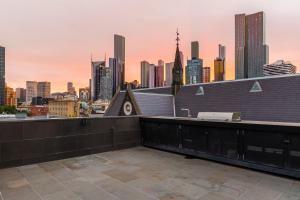 Carlton Luxury Kings Mansion - 5min to CBD, Garage and Rooftop ...